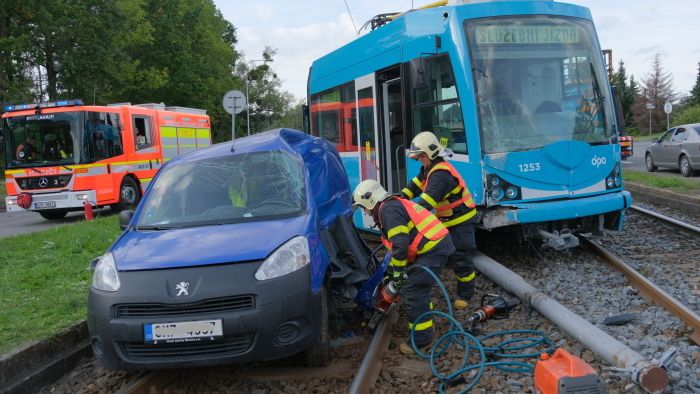 Dva zranění při srážce tramvaje s autem v Ostravě - Novinky.cz Dva zranění při srážce tramvaje s autem v Ostravě - Novinky.cz